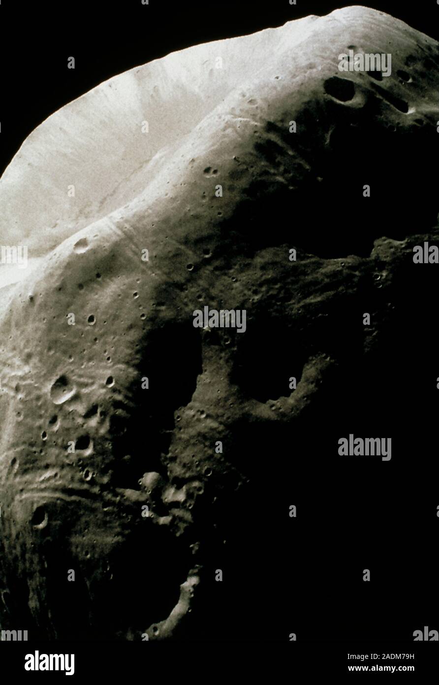 Phobos. Mars Global Surveyor (MGS) Bild von der Oberfläche des ...