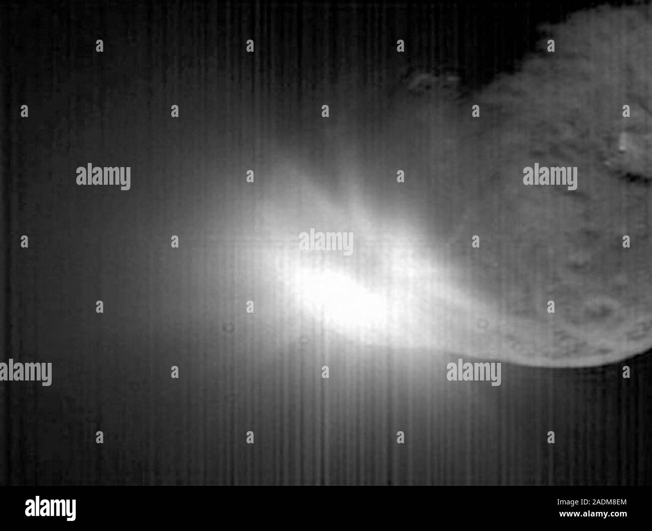 Deep Impact comet Strike. Explosion (weiß) auf der Oberfläche des Kerns ...