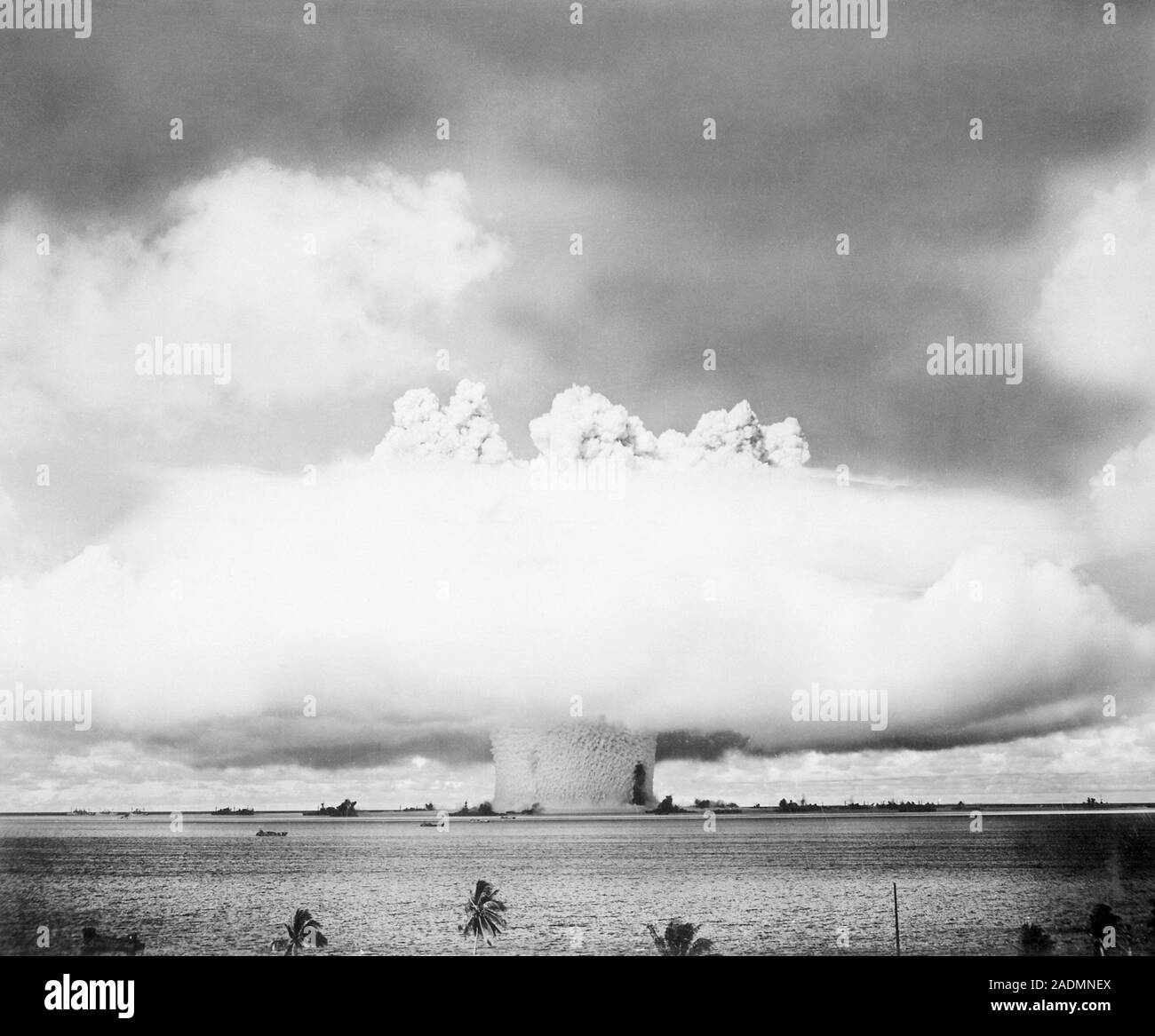 Betrieb Kreuzung Atombombe zu testen. Atompilz steigt vom Bäcker ...