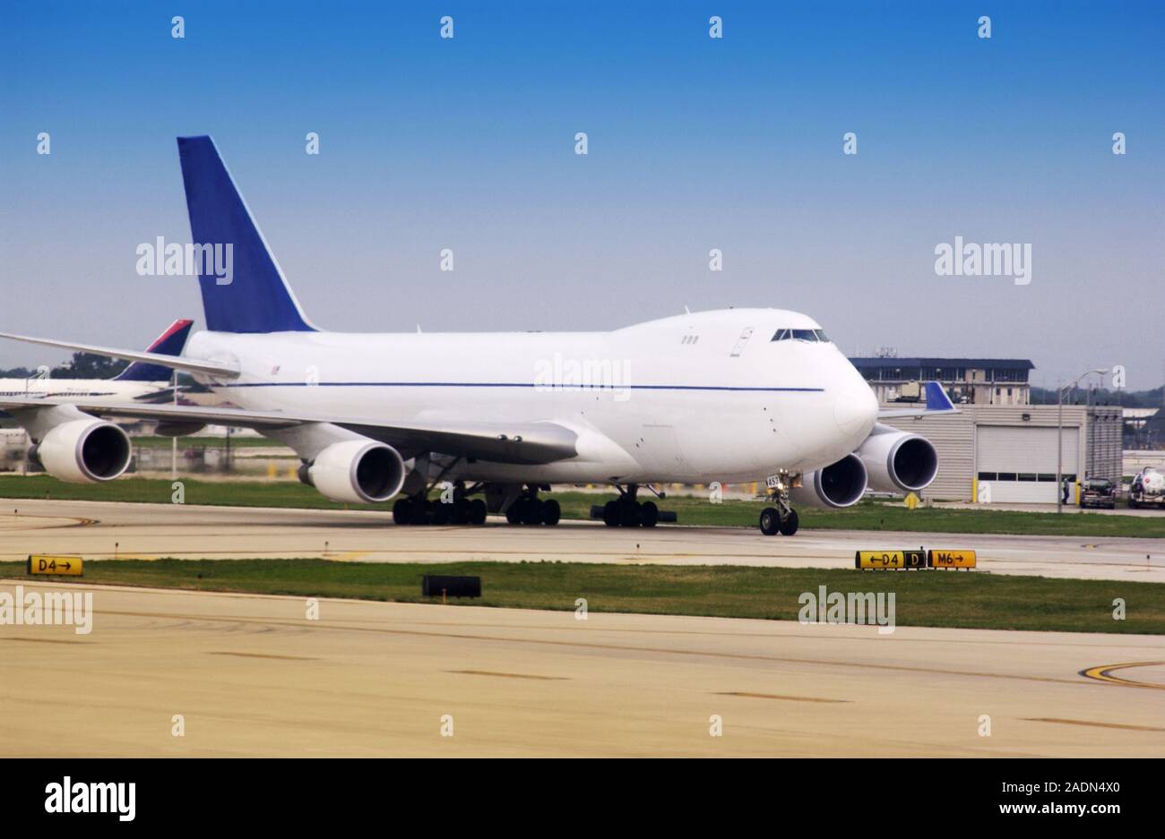 Boeing 747 Cargo Flugzeug Rollen auf einer Start- und Landebahn. Diese ...