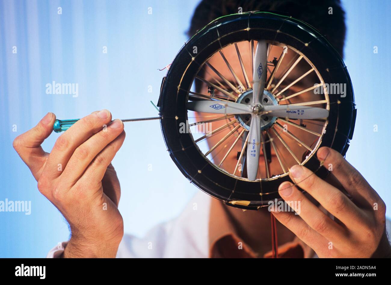 (Unmanned Aerial Vehicle, UAV) Forschung. Forscher hält der Propeller ...