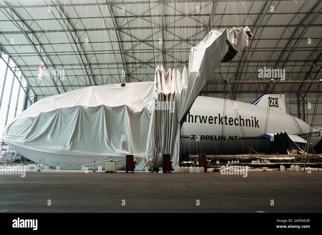Zeppelin NT, ein modernes Luftschiff, in seinem Hangar gebaut wird. Ein ...