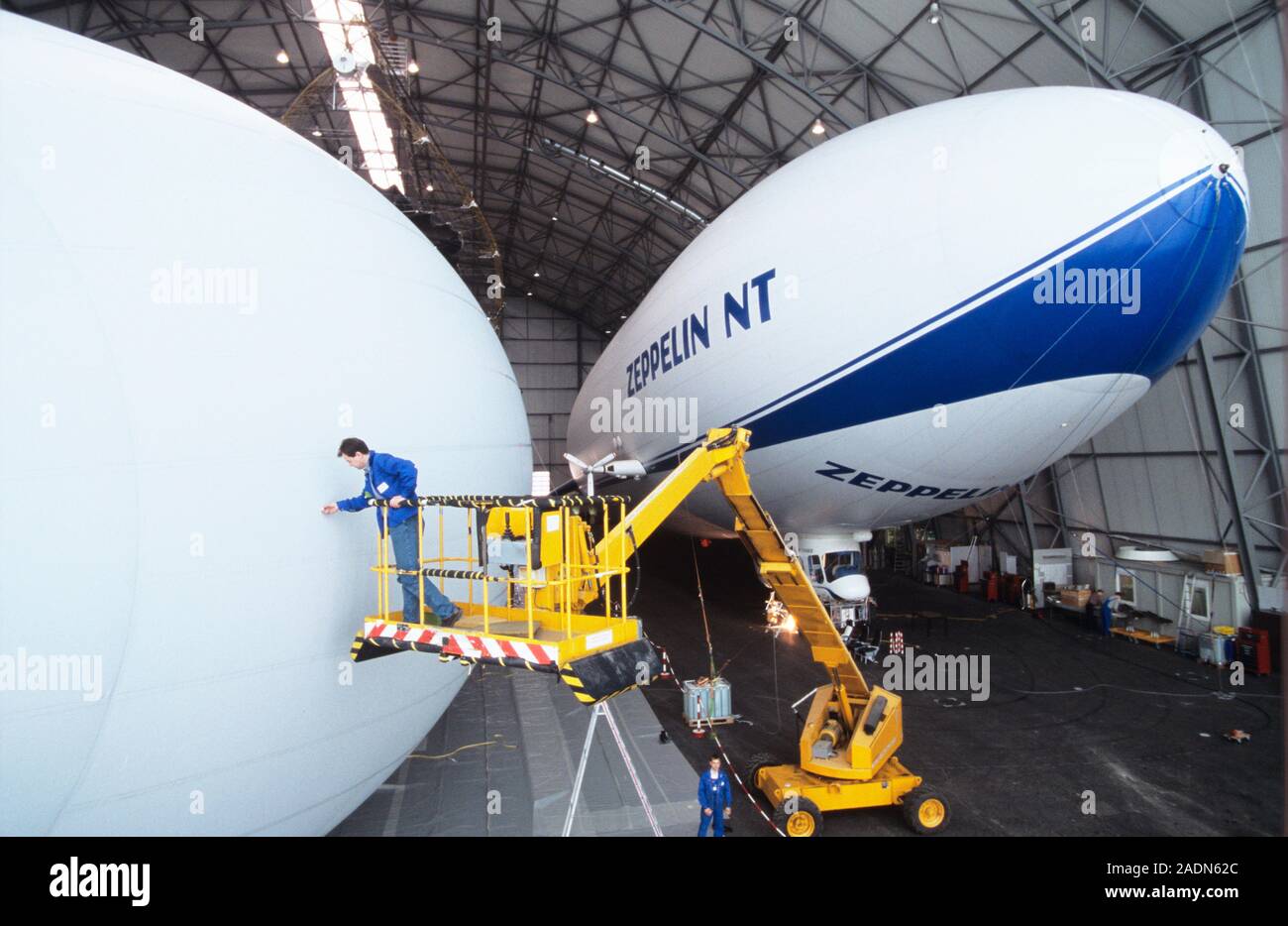 Zeppelin NT, ein modernes Luftschiff, in seinem Hangar gebaut wird. Der ...