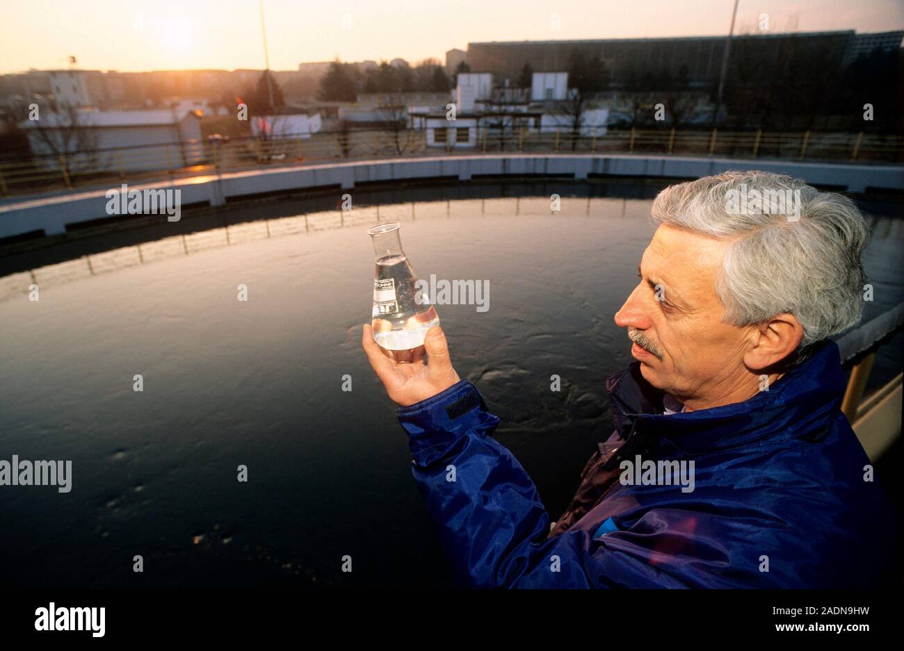 Wasser Industrie. Analyst der Prüfung einer Stichprobe von Wasser aus ...