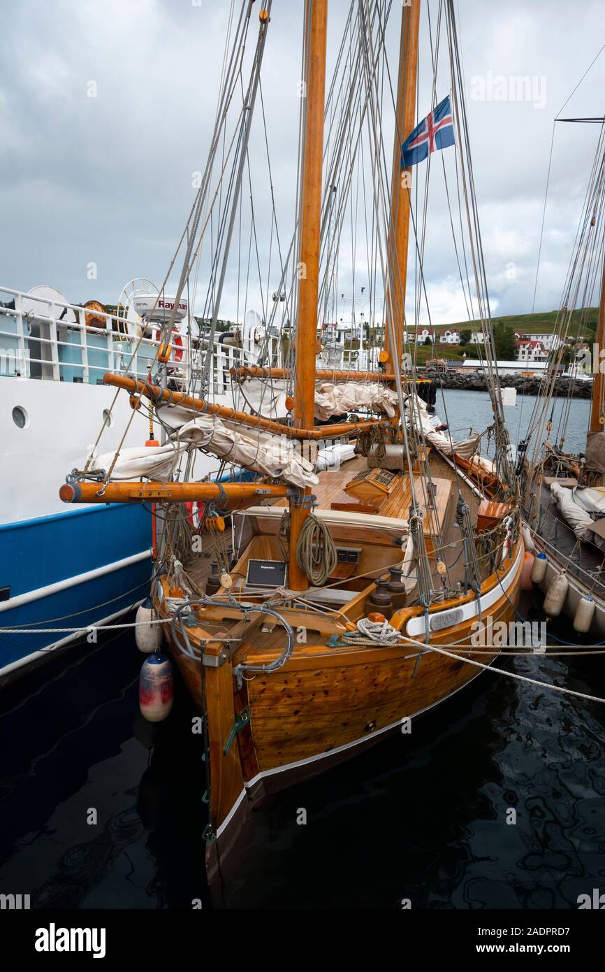 Husavik island segelschiff -Fotos und -Bildmaterial in hoher Auflösung ...