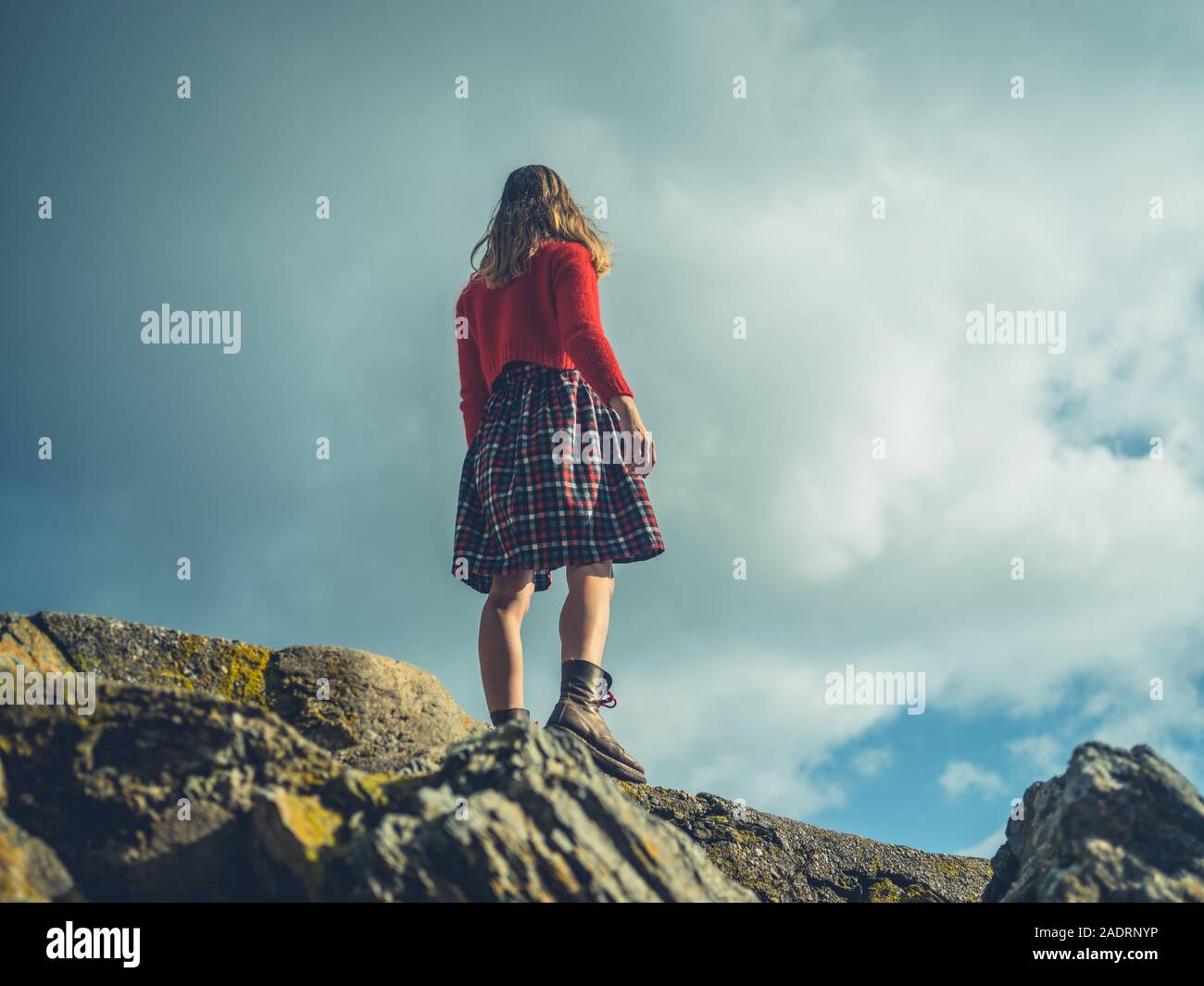 Frau Steht Auf Felsen Stockfotos und -bilder Kaufen - Alamy