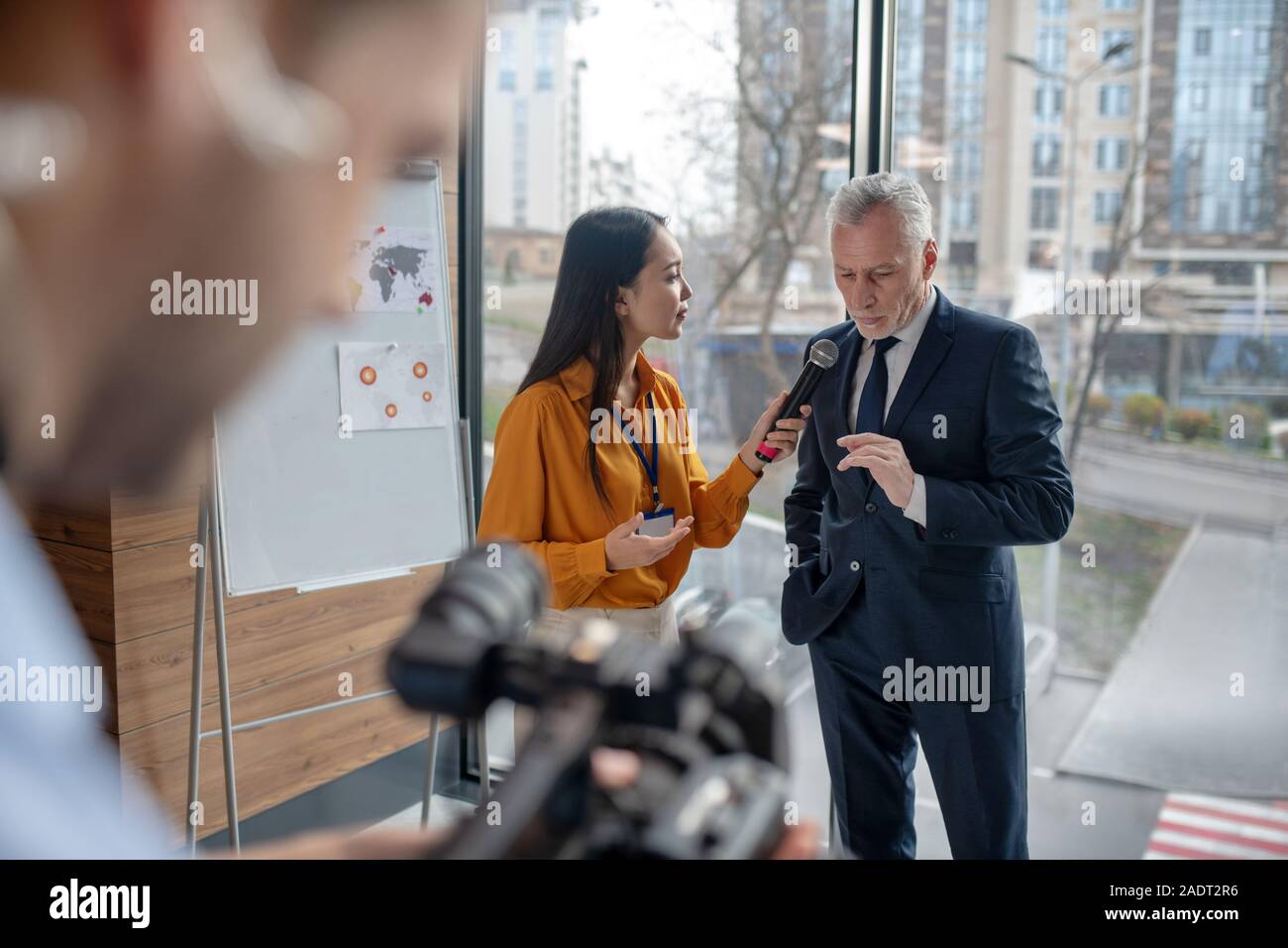 Weibliche tv tv interview reporter -Fotos und -Bildmaterial in hoher ...