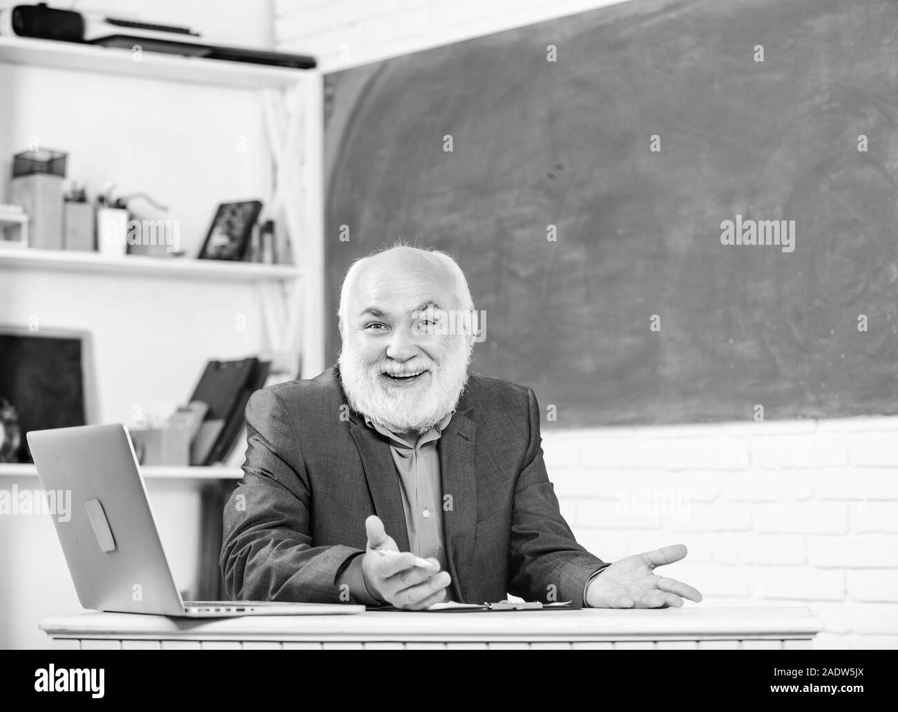 Geehrt Professor. Lehrer bärtiger Mann heitere Geschichte erzählen ...