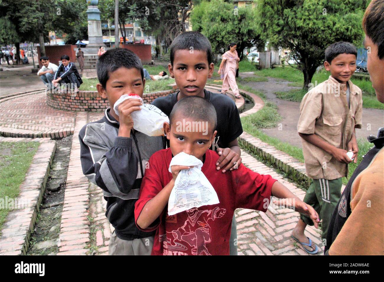 STRASSENKINDER SCHNÜFFELN FLÜSSIGEN KLEBSTOFF Stockfotografie - Alamy
