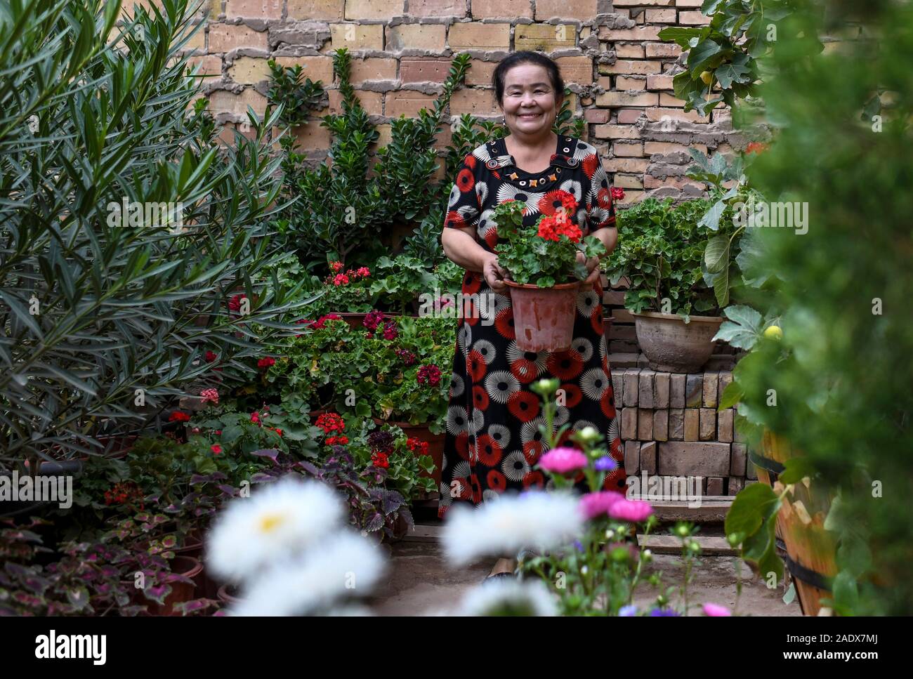 (191205) - - Urumqi, Dez. 5, 2019 (Xinhua) - salima Sultan bewegt sich ...