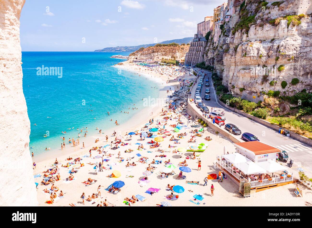 Tropea, Kalabrien, Italien - 07 September, 2019: Rotonda Strand voller ...