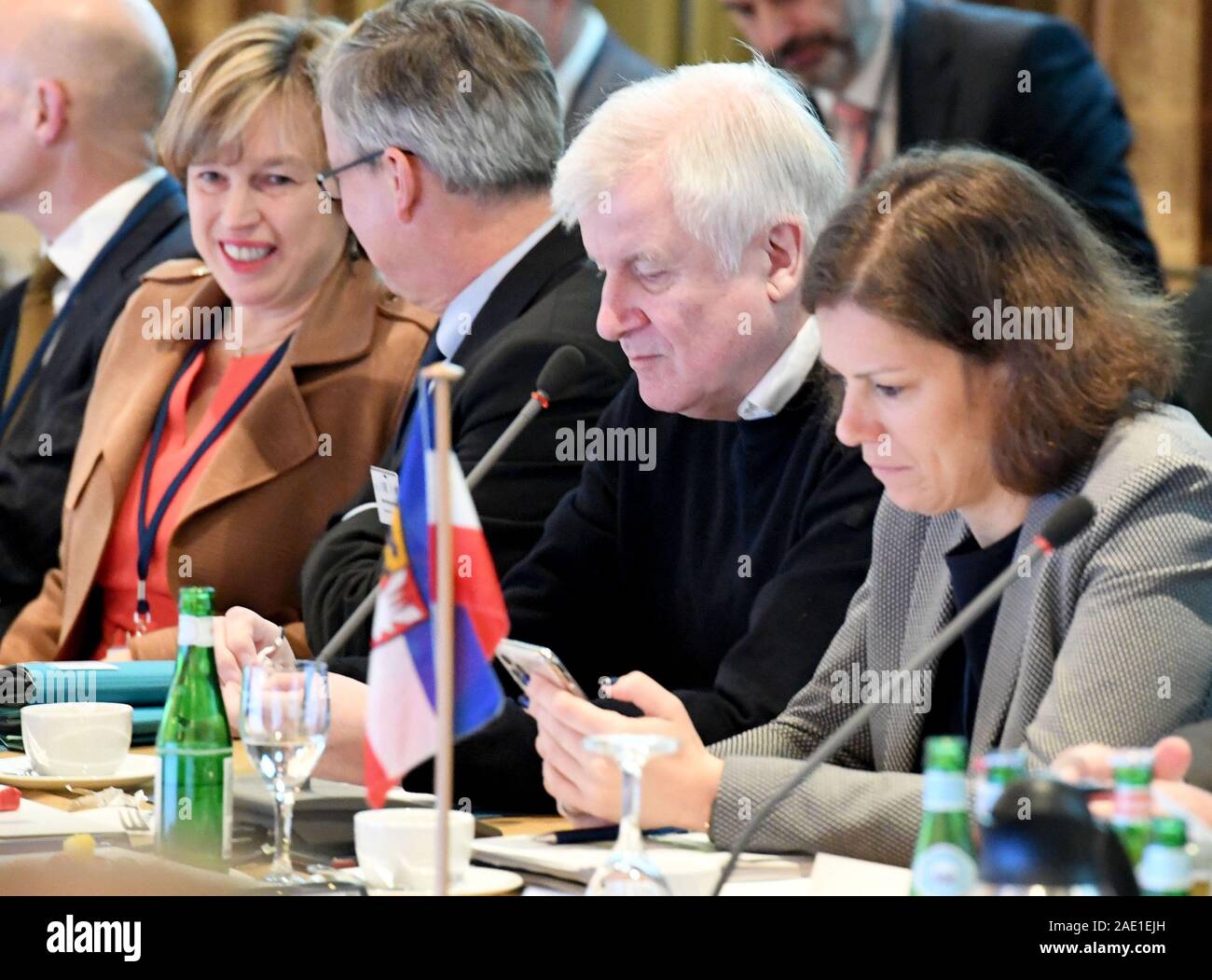 Catherine sitzt -Fotos und -Bildmaterial in hoher Auflösung – Alamy