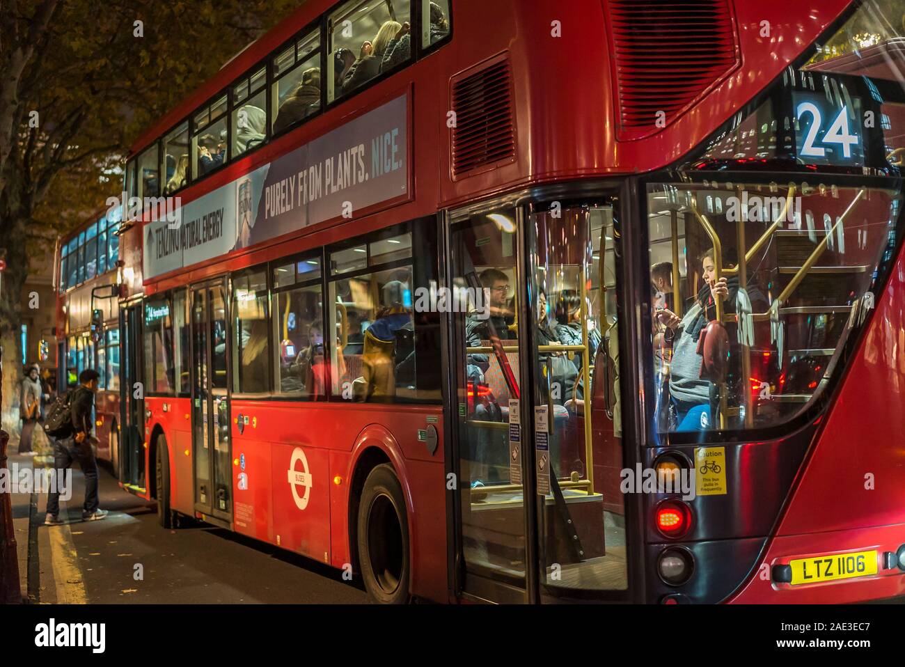 London bus side view -Fotos und -Bildmaterial in hoher Auflösung – Alamy