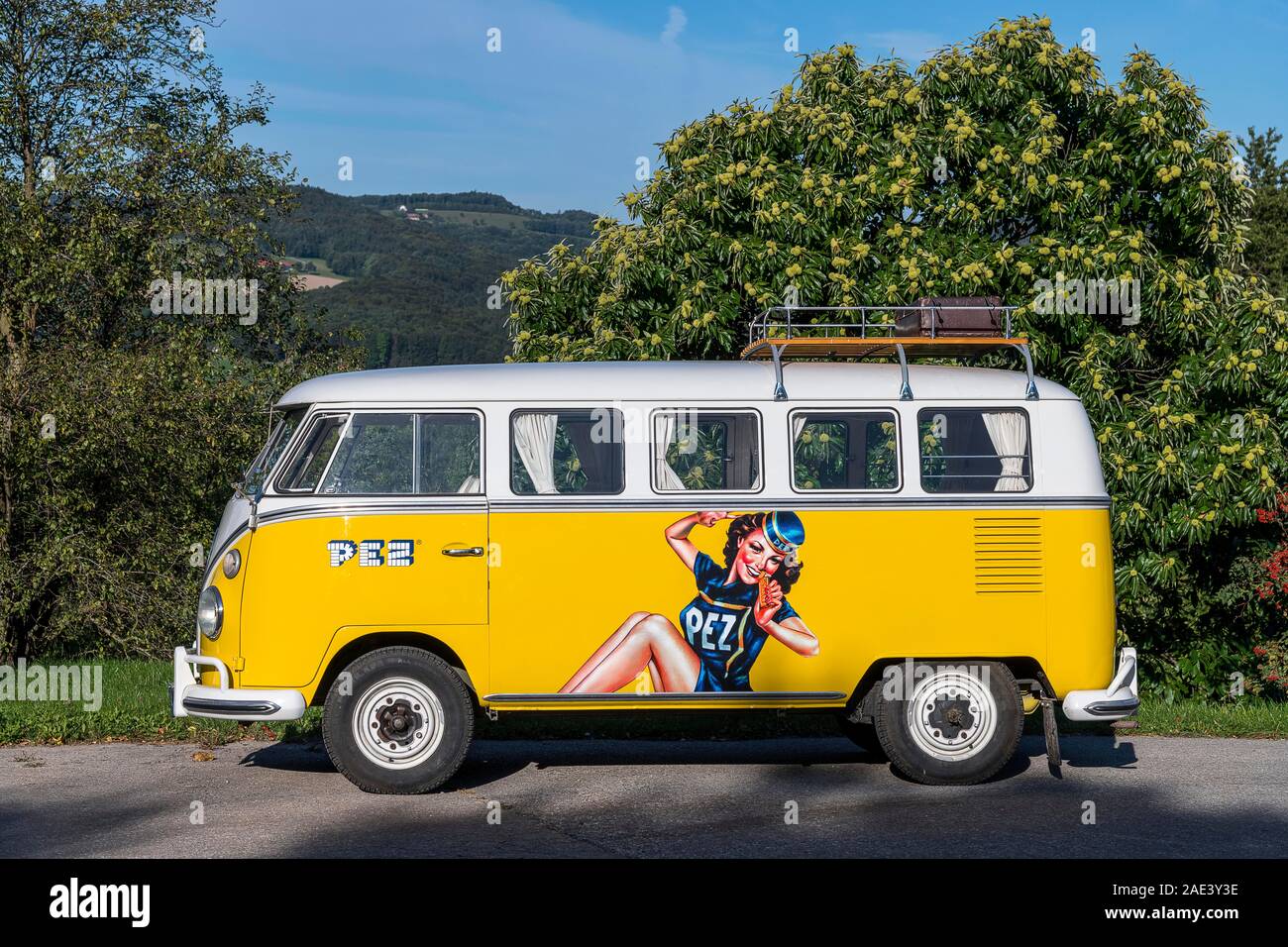 Oldtimer VW T1 Bulli, Baujahr 1967, mit PEZ Werbung, Österreich Stockfotografie - Alamy