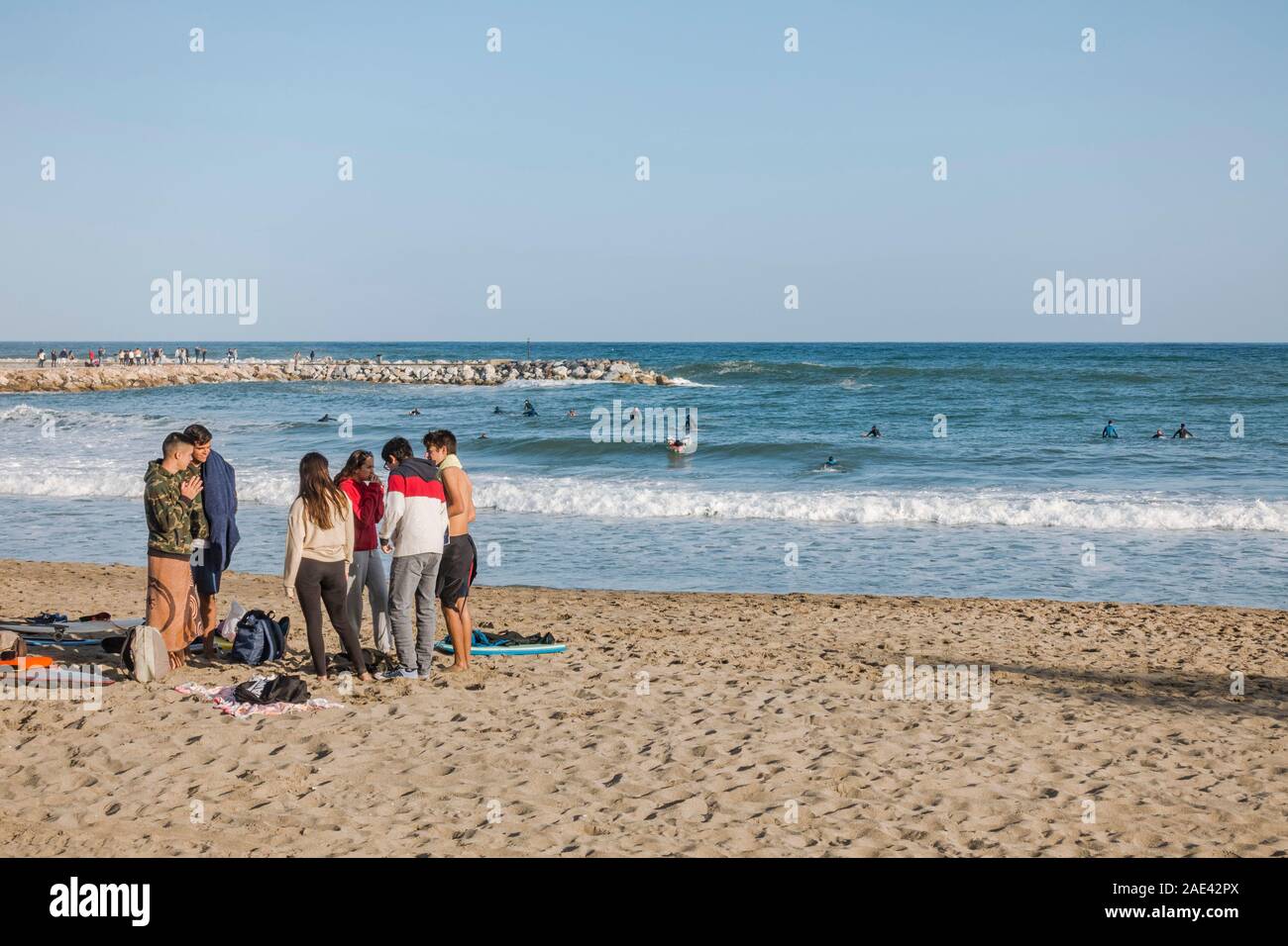 Teenager am strand -Fotos und -Bildmaterial in hoher Auflösung – Alamy
