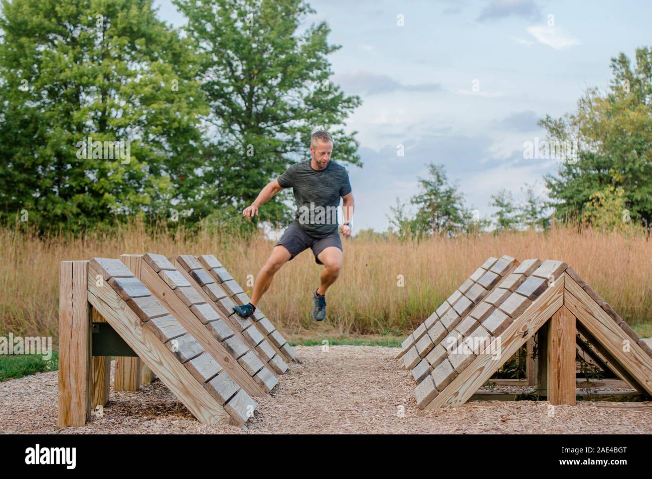 Sprung mann -Fotos und -Bildmaterial in hoher Auflösung – Alamy