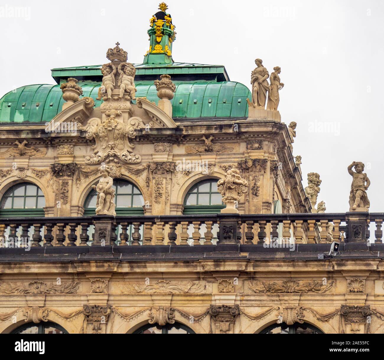 Barocke Dresdner Zwinger Statuen und Skulpturen auf dem Dach oben ...