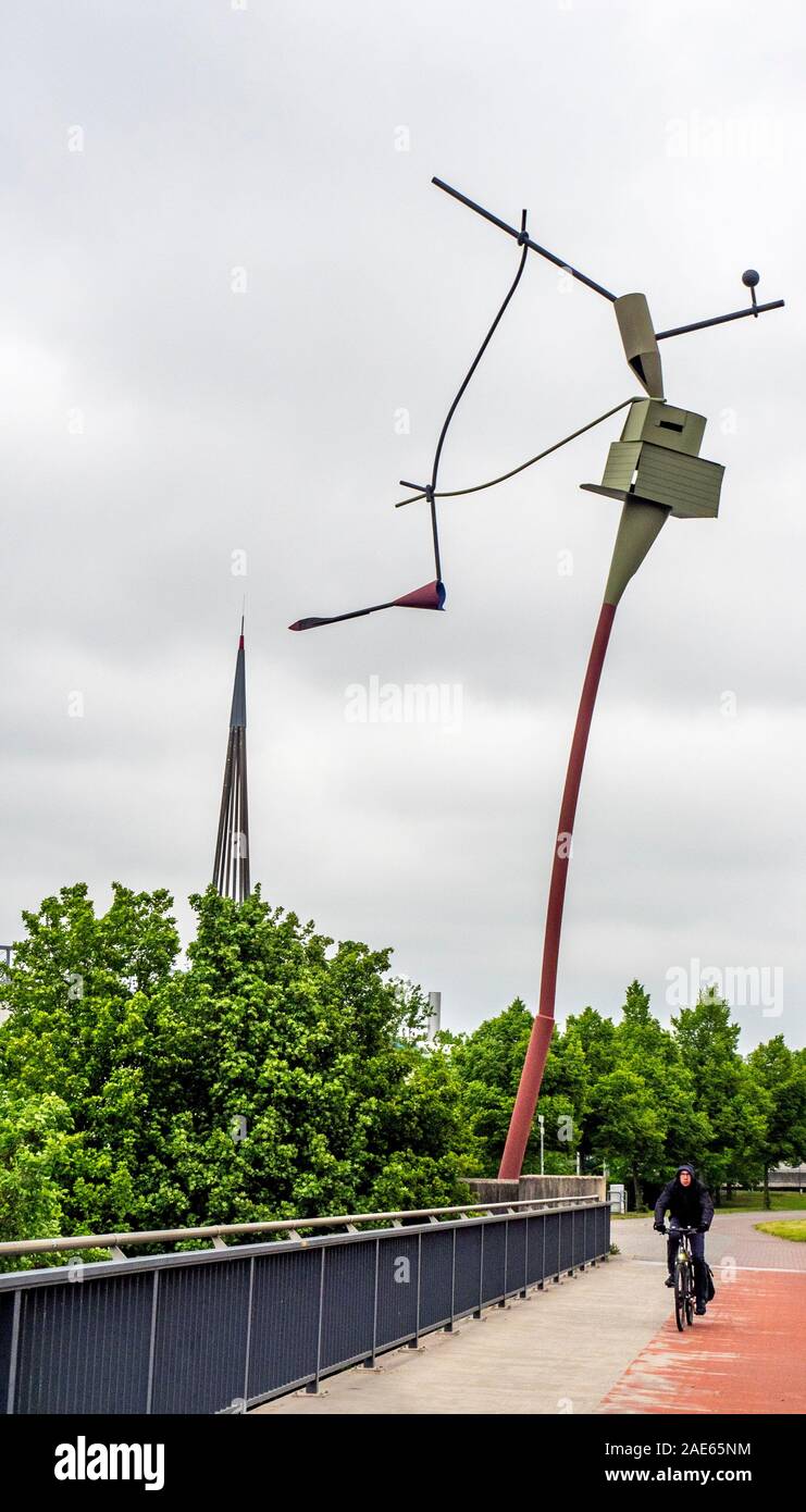 Radfahrer fährt bei Sculpture Daphne von der Auke de Vries Bildhauerin ...