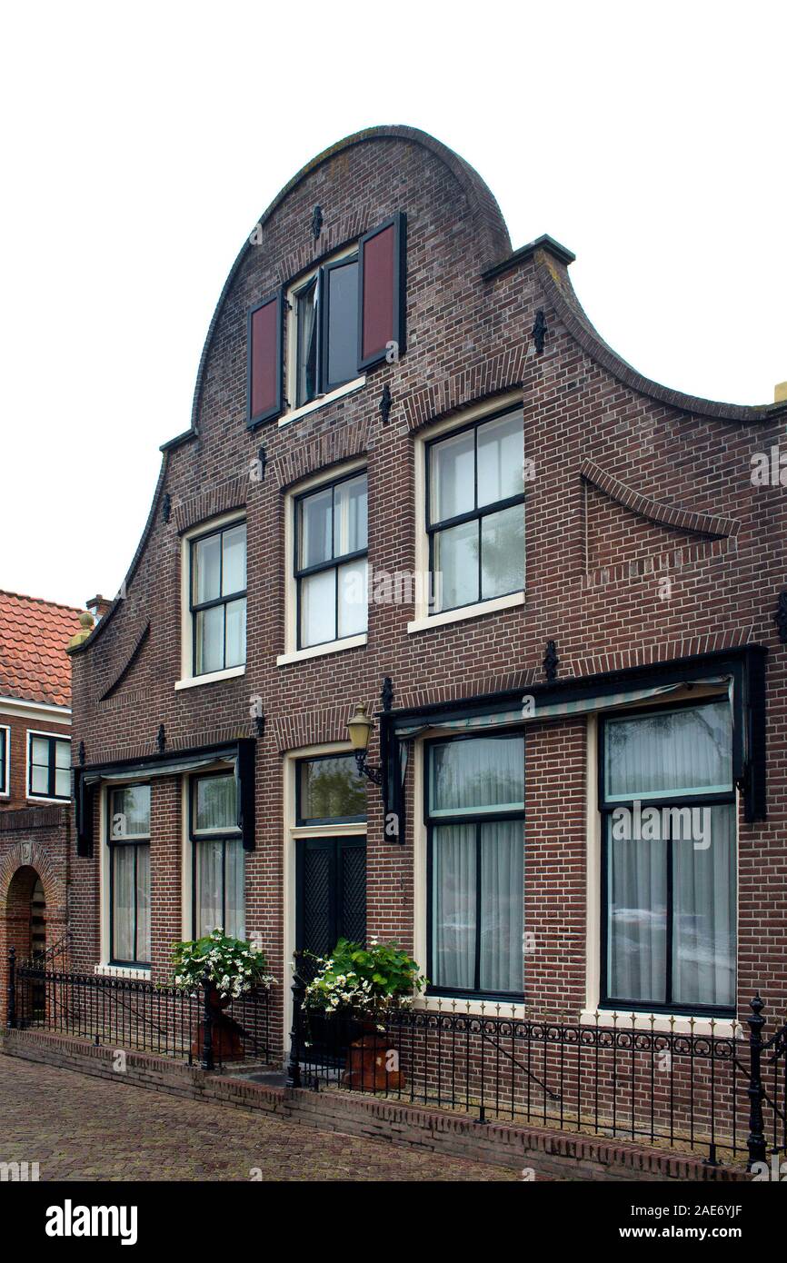 Haus mit fenstern gemauert -Fotos und -Bildmaterial in hoher Auflösung ...