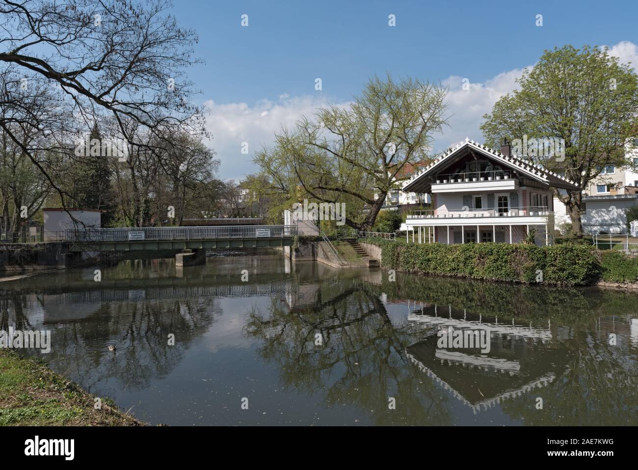 Das petrihaus durch den Fluss Nidda in Frankfurt Rödelheim Deutschland ...