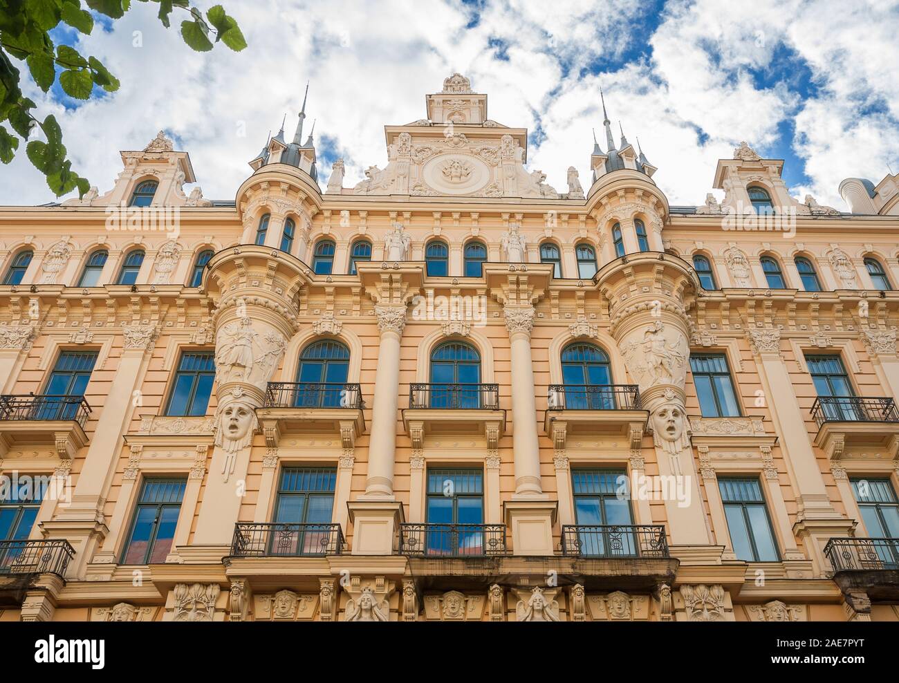 Jugendstil fenster detail -Fotos und -Bildmaterial in hoher Auflösung ...