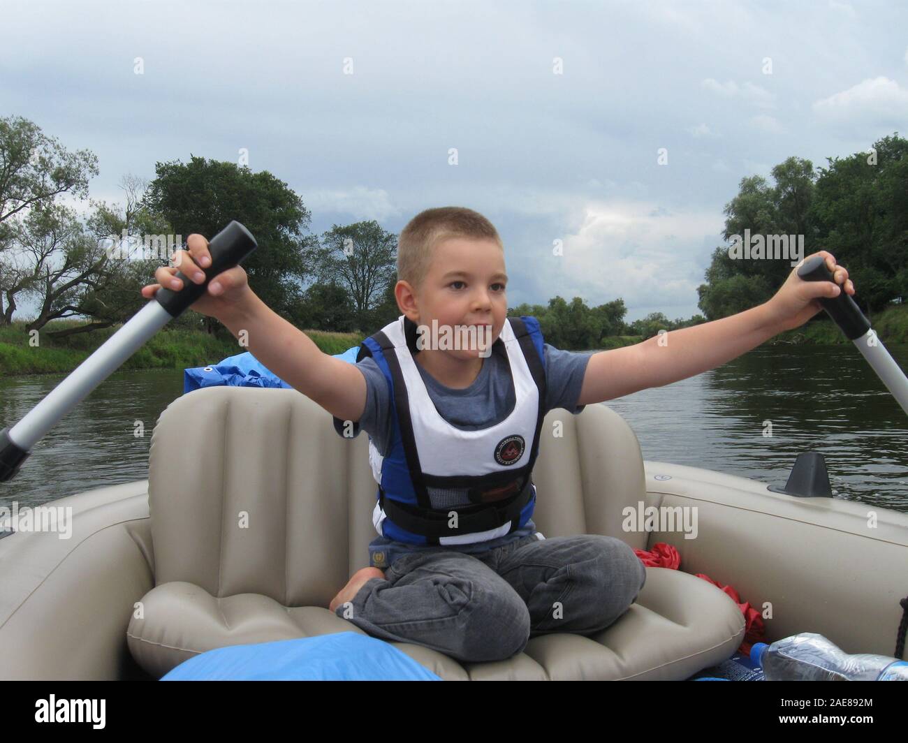 Child rowing dinghy -Fotos und -Bildmaterial in hoher Auflösung – Alamy