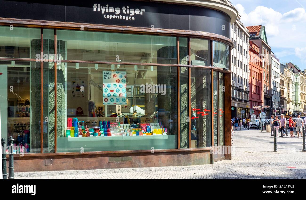Flying tiger copenhagen store in -Fotos und -Bildmaterial in hoher ...