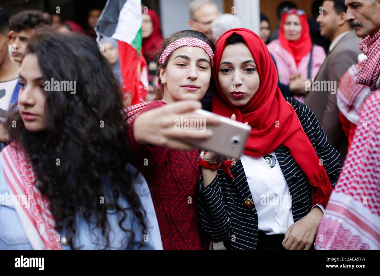Gaza, Palästina. 07 Dez, 2019. Palästinensische Mädchen unter selfies ...