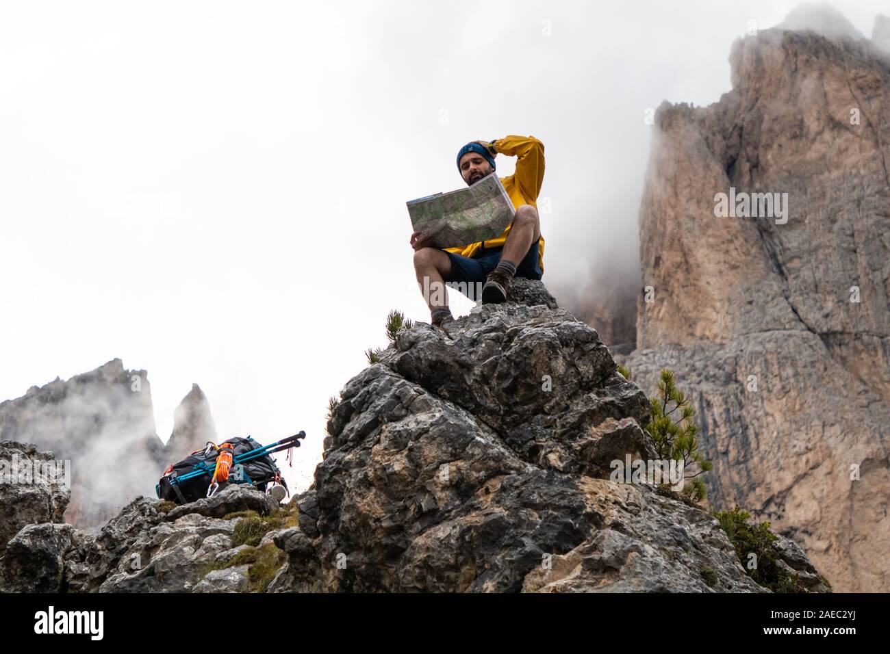 Bergwanderer beim lesen der wanderkarte -Fotos und -Bildmaterial in ...