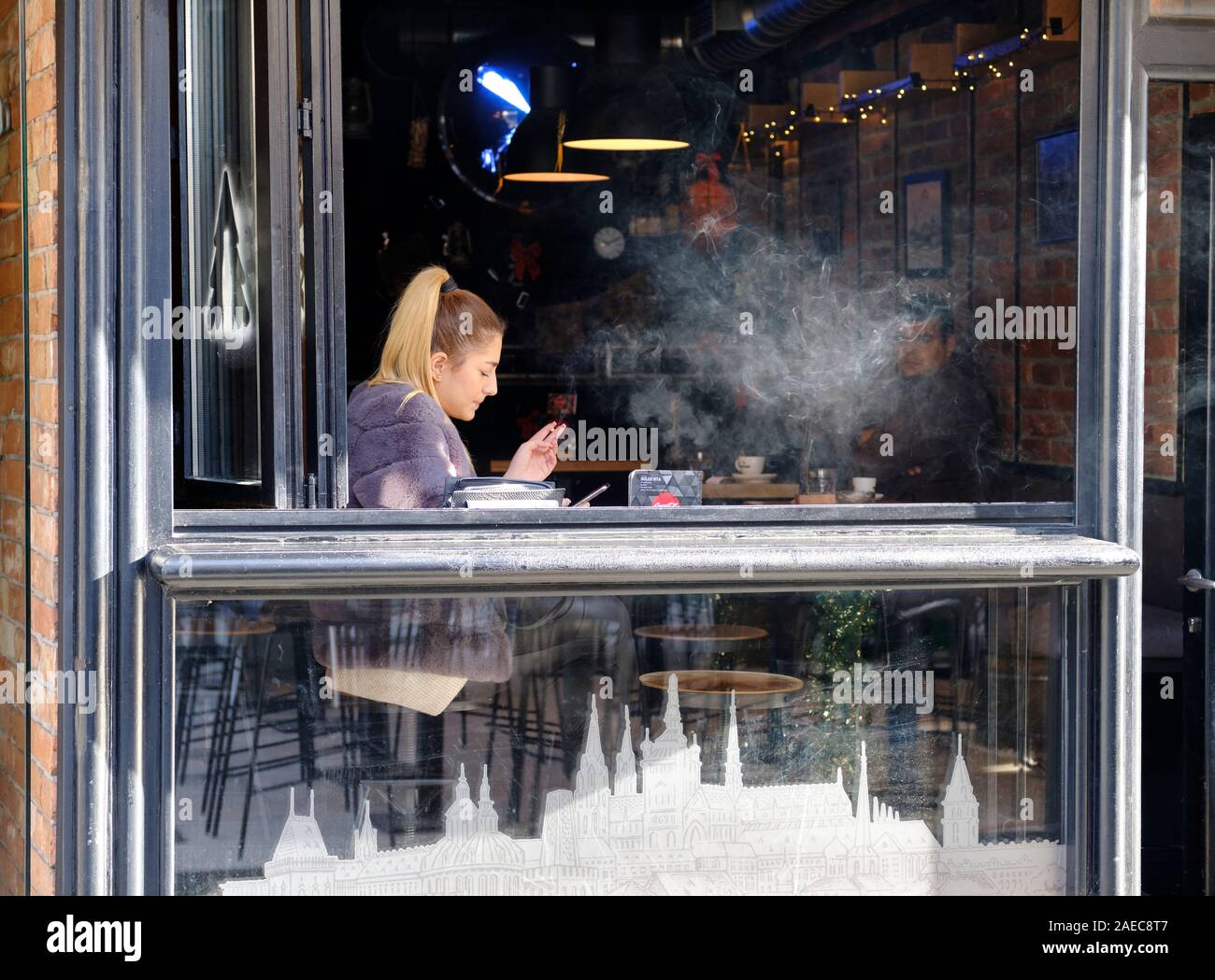Drinnen rauchen -Fotos und -Bildmaterial in hoher Auflösung – Alamy