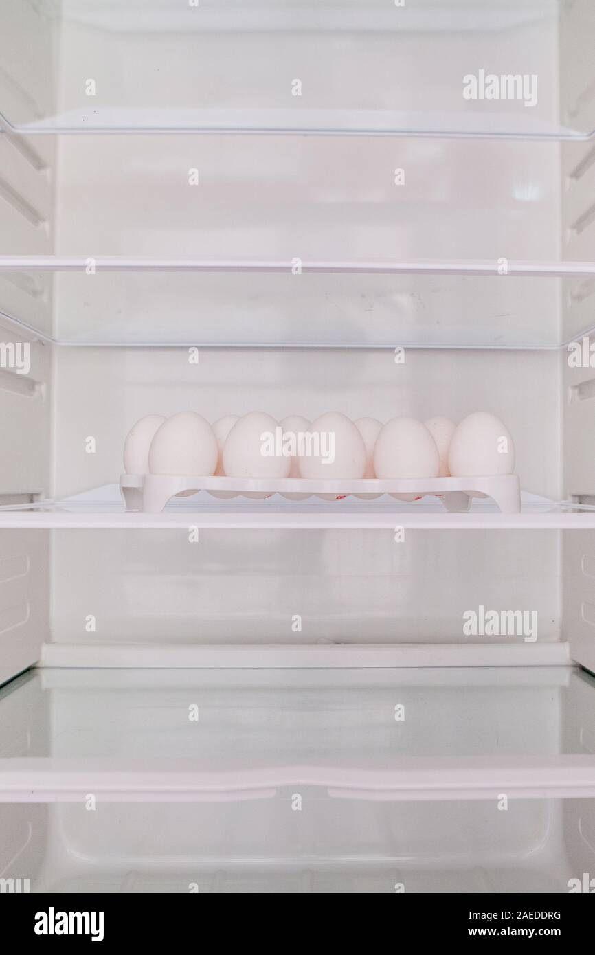 Huhn Eier stehen auf dem Leeres Regal der Kühlschrank im Ei Fach ...