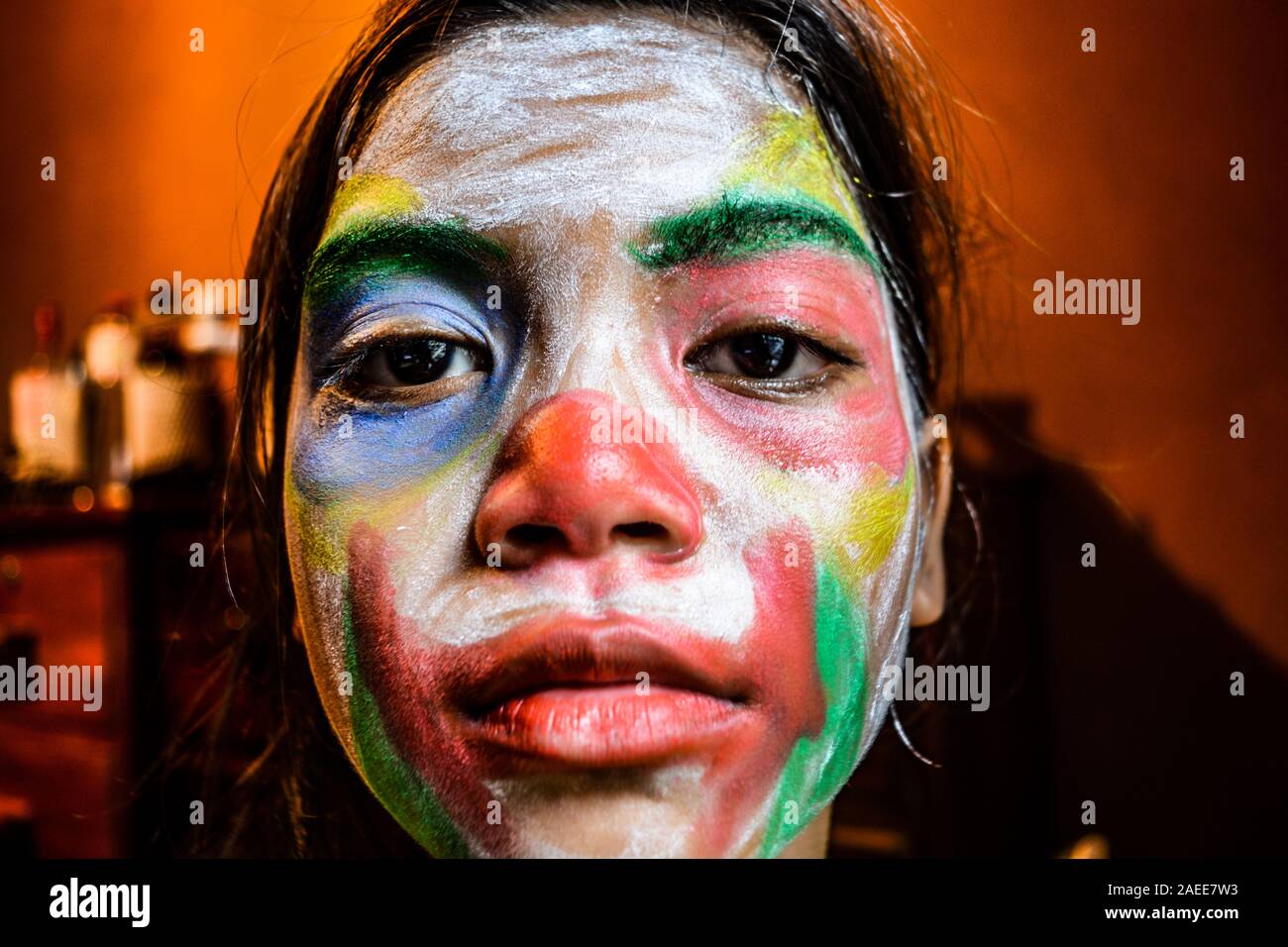 Gesicht licht farbe -Fotos und -Bildmaterial in hoher Auflösung – Alamy