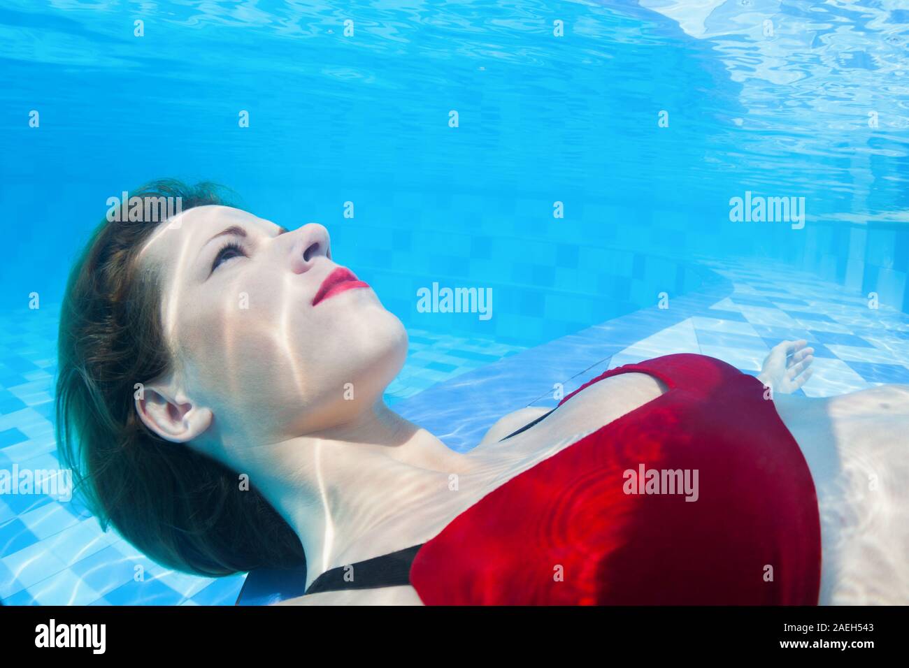 Junge Schöne Frau Im Bikini Schwimmen Und Tauchen Unter Wasser Im Pool