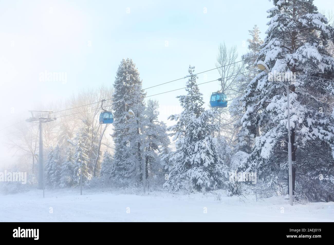 Bansko, Bulgarien Winter Ski Resort view mit blauen Gondel heben ...