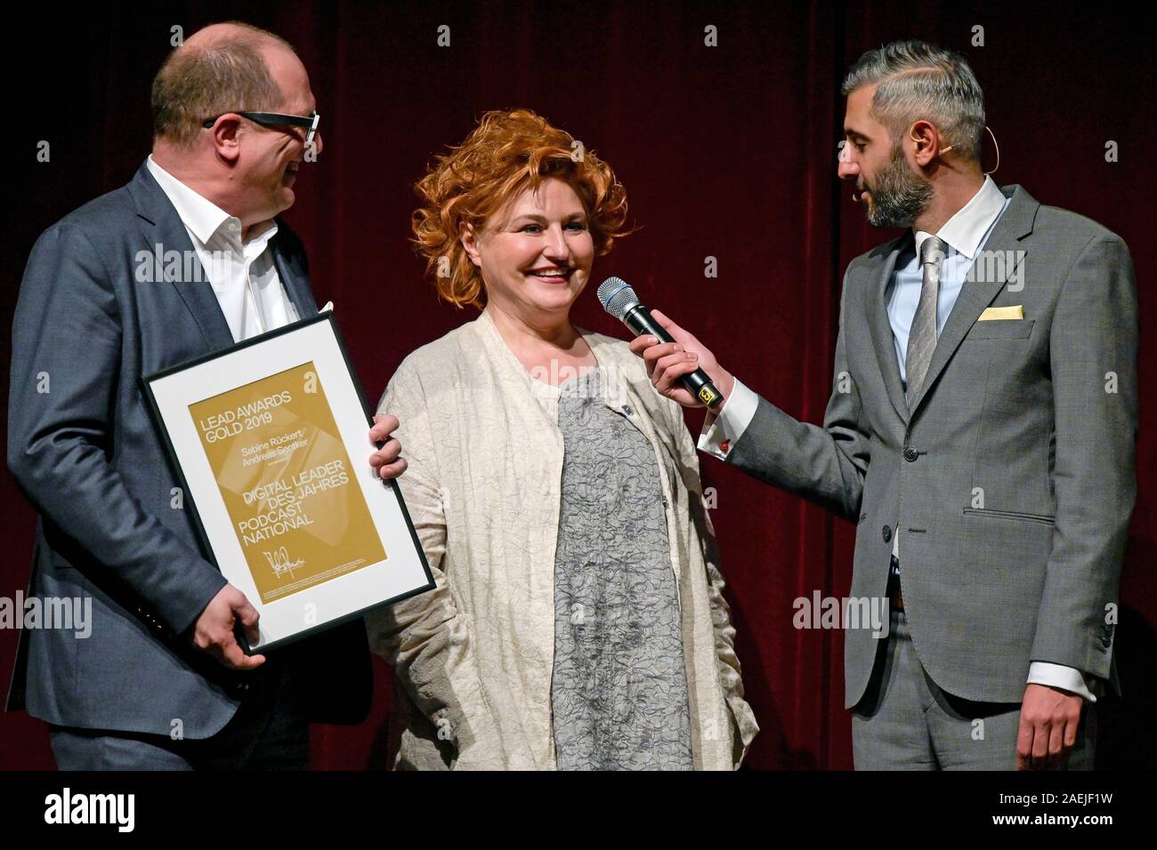 Hamburg, Deutschland. 09 Dez, 2019. Andreas Sentker (l) und Sabine Rückert, Schöpfer des Podcast ...