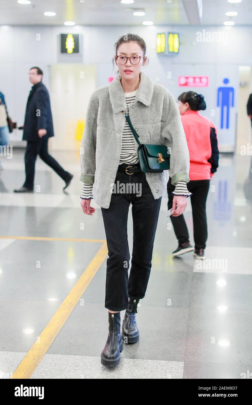 Chinesische supermodel Liu Wen kommt an einem Flughafen Peking nach der ...