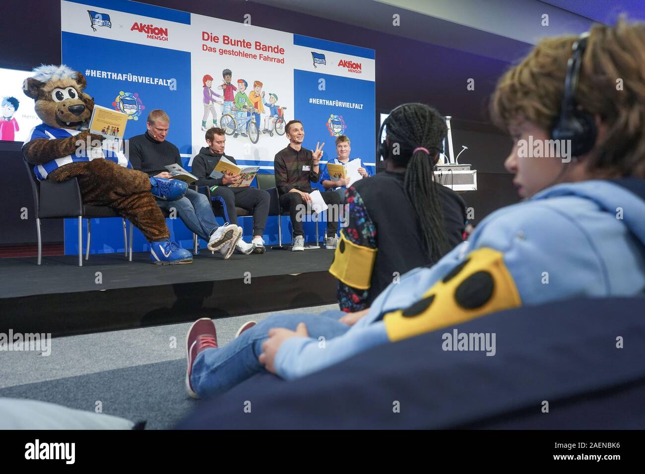 Berlin, Deutschland. 10 Dez, 2019. Hertha-Maskottchen Herthinho (l-r ...
