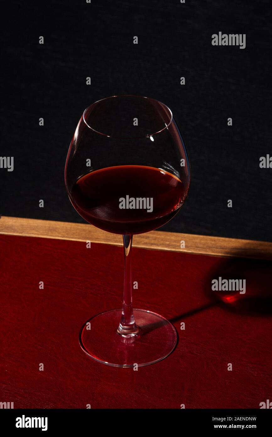 Roter toskanischer wein -Fotos und -Bildmaterial in hoher Auflösung – Alamy