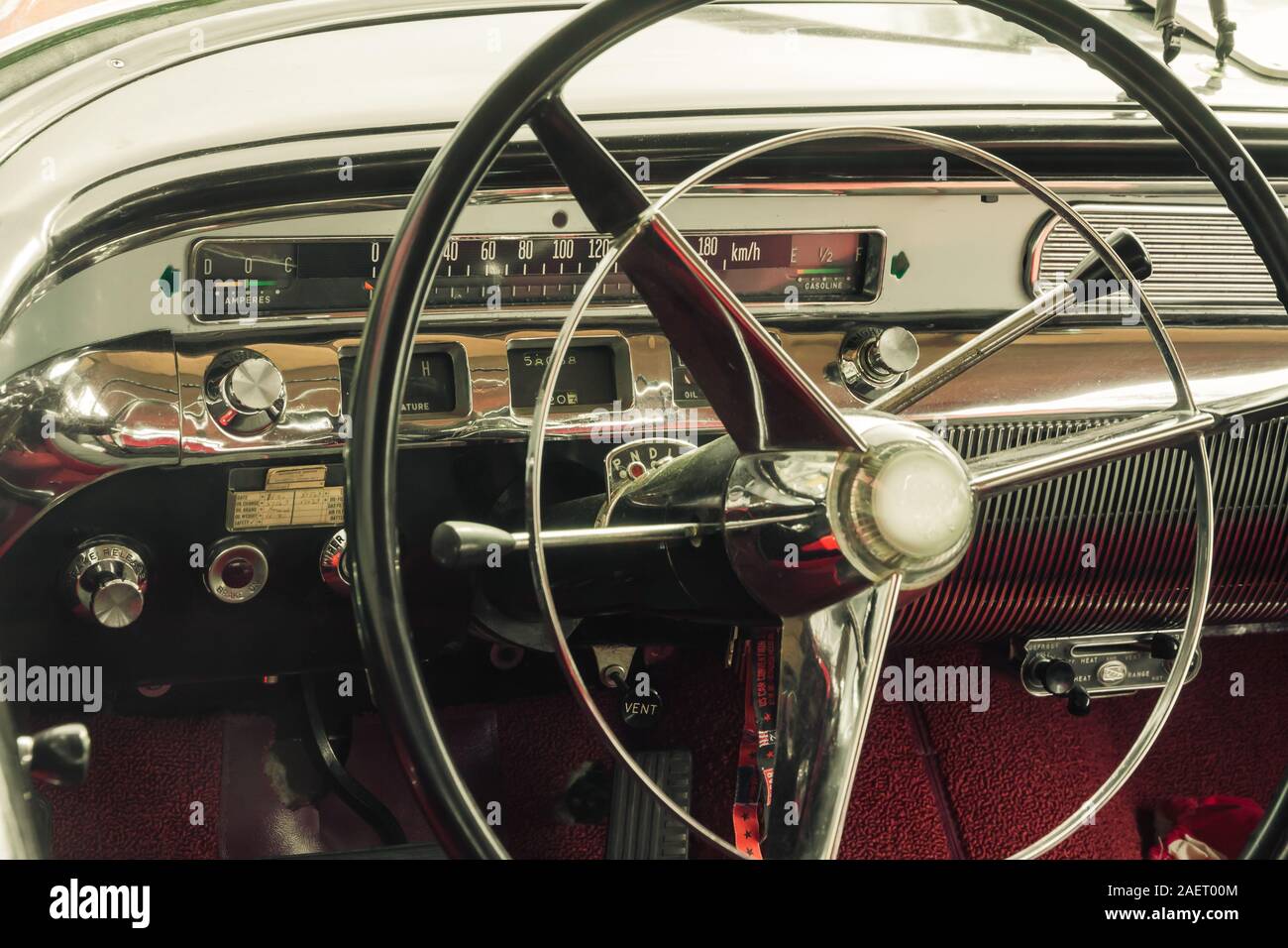 Cockpit steering wheel old -Fotos und -Bildmaterial in hoher Auflösung ...