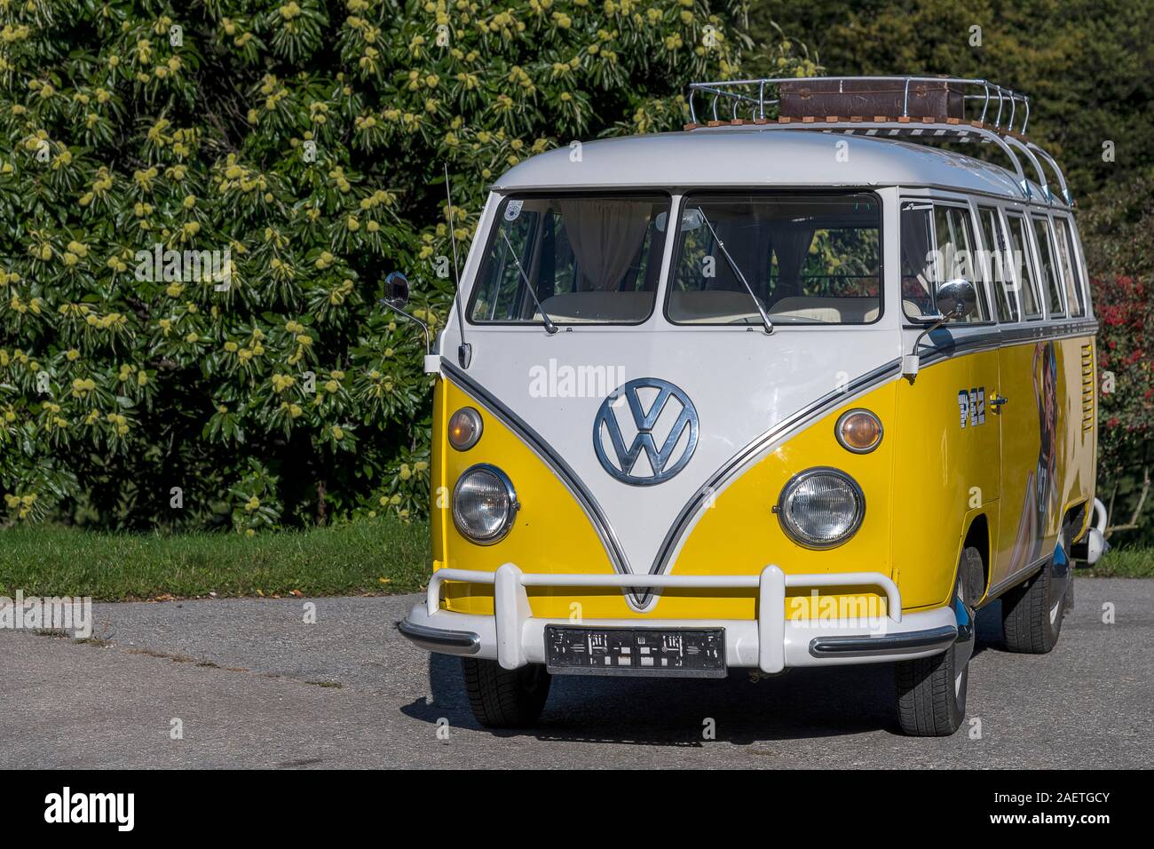 Oldtimer VW T1 Bulli, Baujahr 1967, mit PEZ Werbung, Österreich Stockfotografie - Alamy