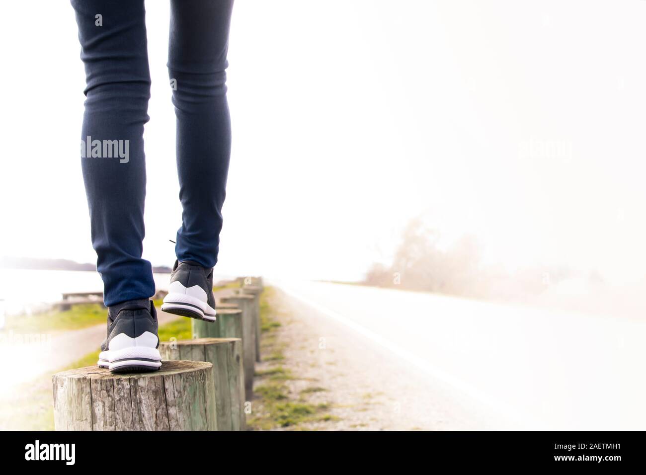 Eine Frau, die zu Fuß auf Stumpf sorgfältig neben der Straße. Konzept ...