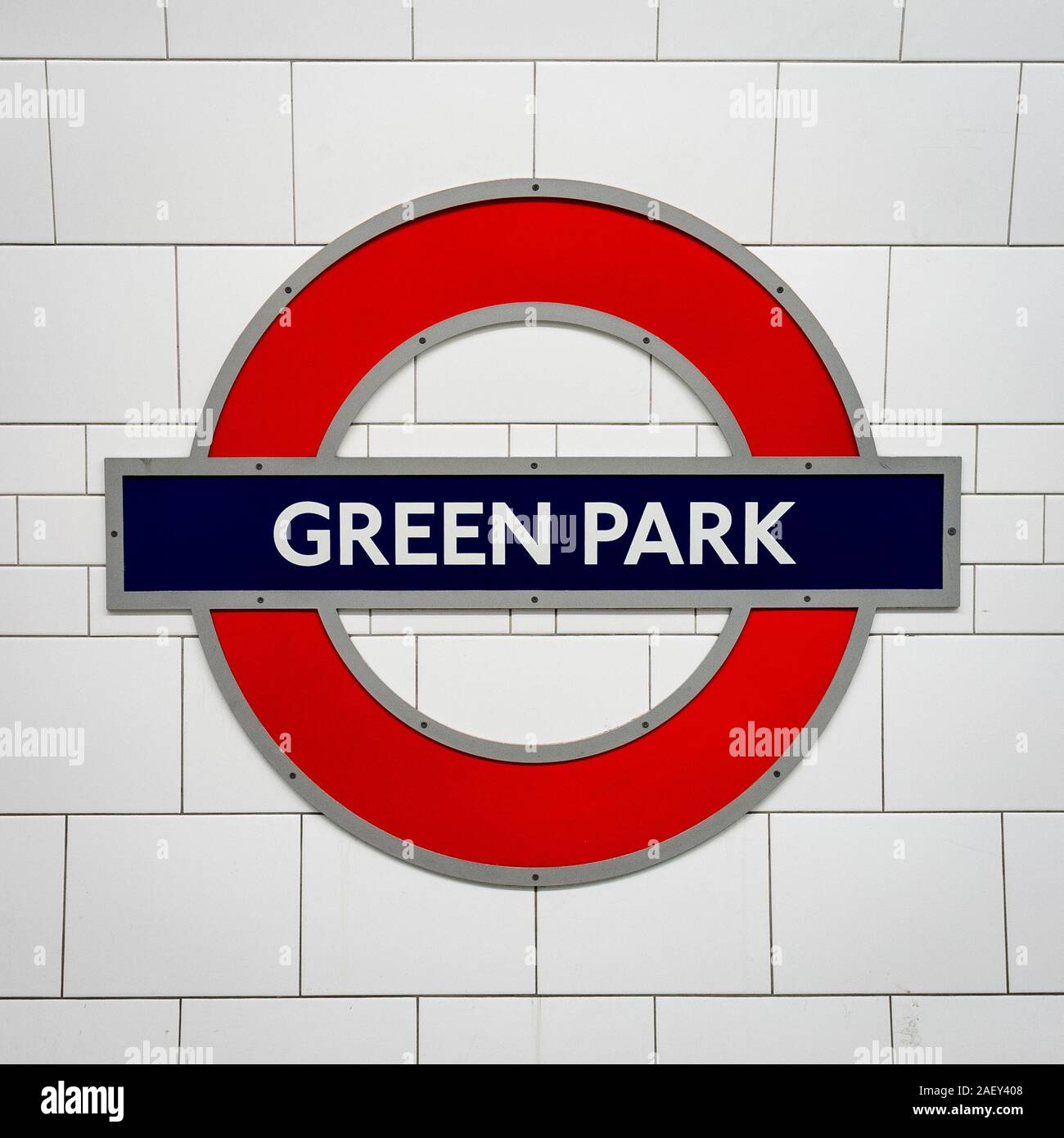 Die U-Bahnstation Green Park roundel. Eine Plattform für die Londoner U ...