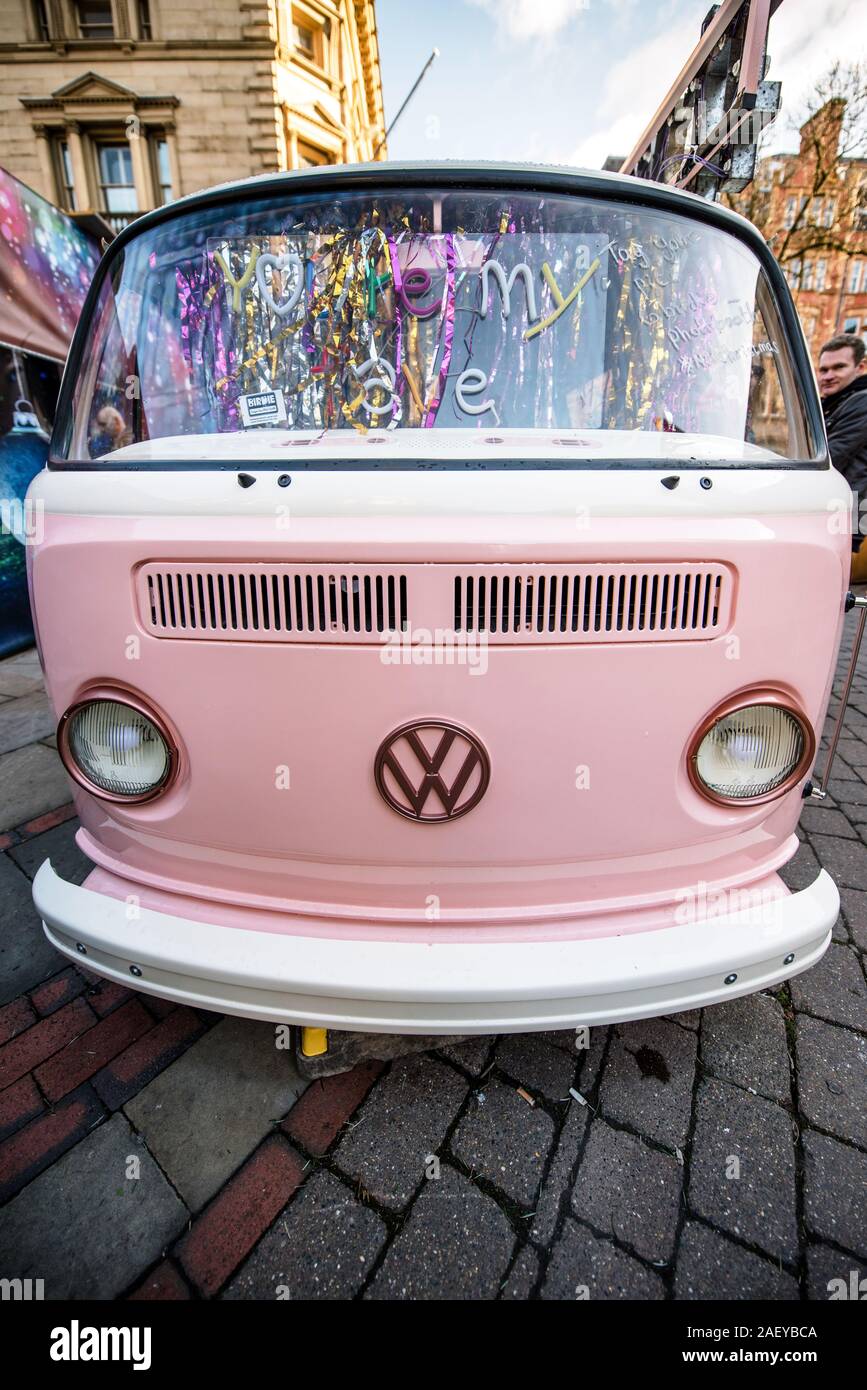 Pink volkswagen -Fotos und -Bildmaterial in hoher Auflösung – Alamy