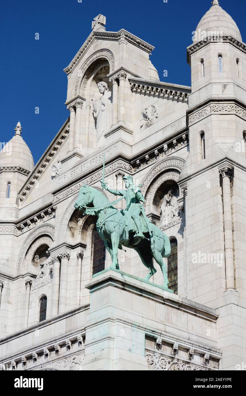 Jeanne d'Arc bronze Reiterstandbild auf der Fassade der Basilika Sacre ...