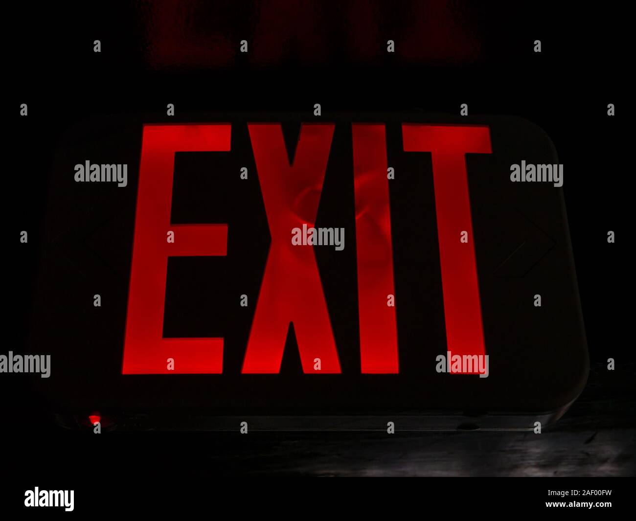 Emergency exit neon sign -Fotos und -Bildmaterial in hoher Auflösung ...