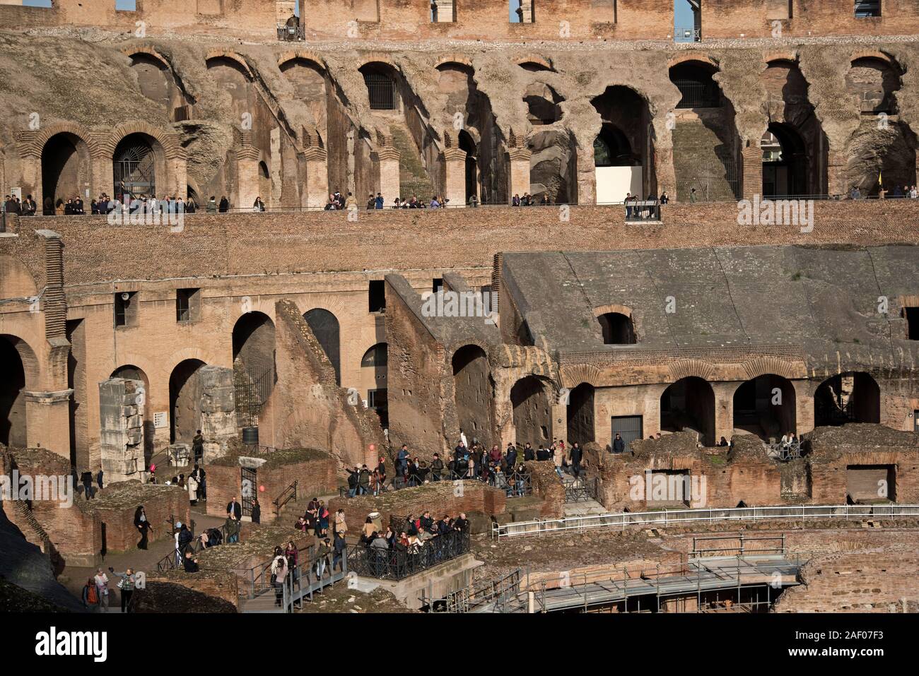 Touristen im kolosseum -Fotos und -Bildmaterial in hoher Auflösung – Alamy