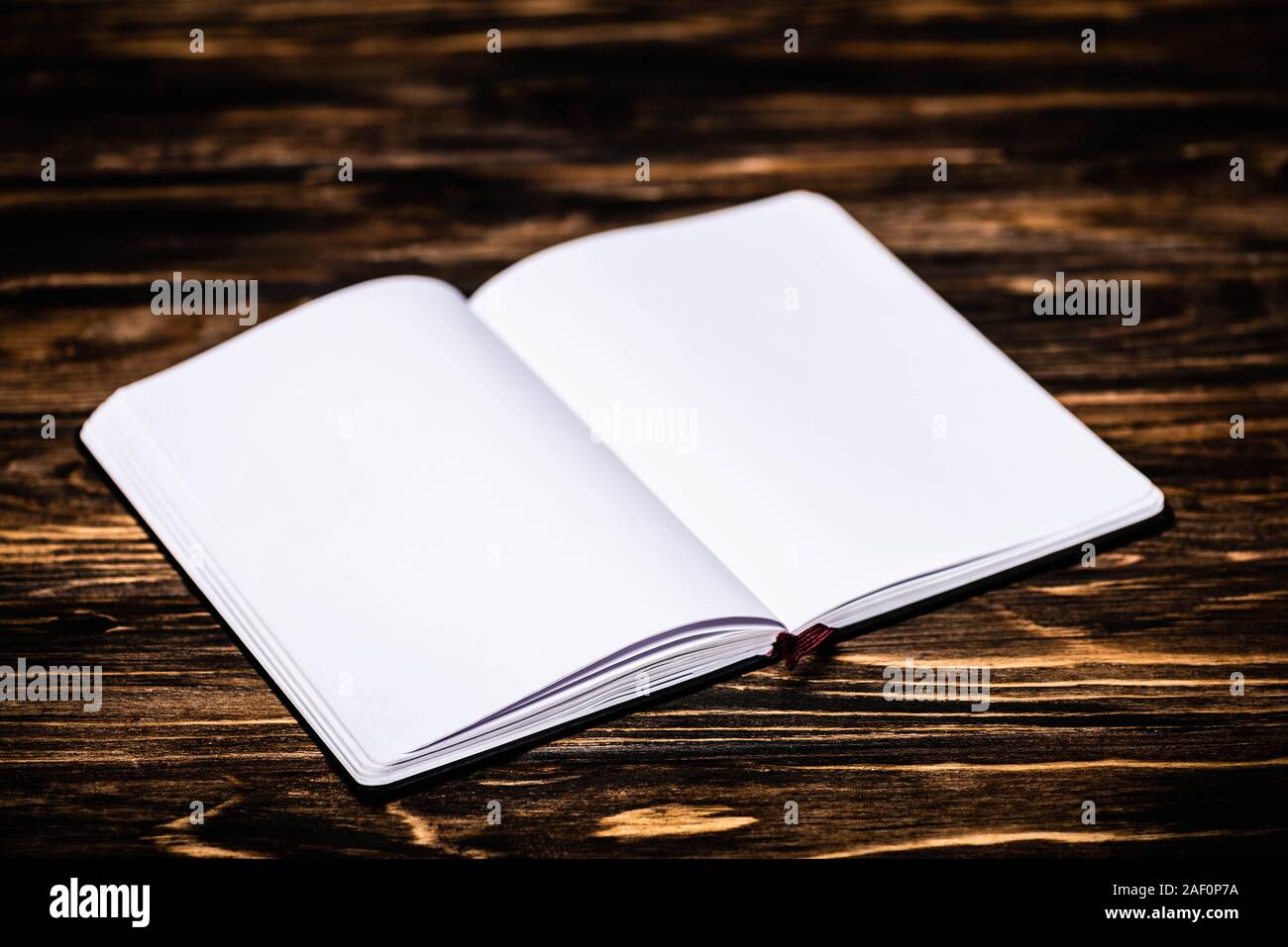 Empty open book on wooden -Fotos und -Bildmaterial in hoher Auflösung ...