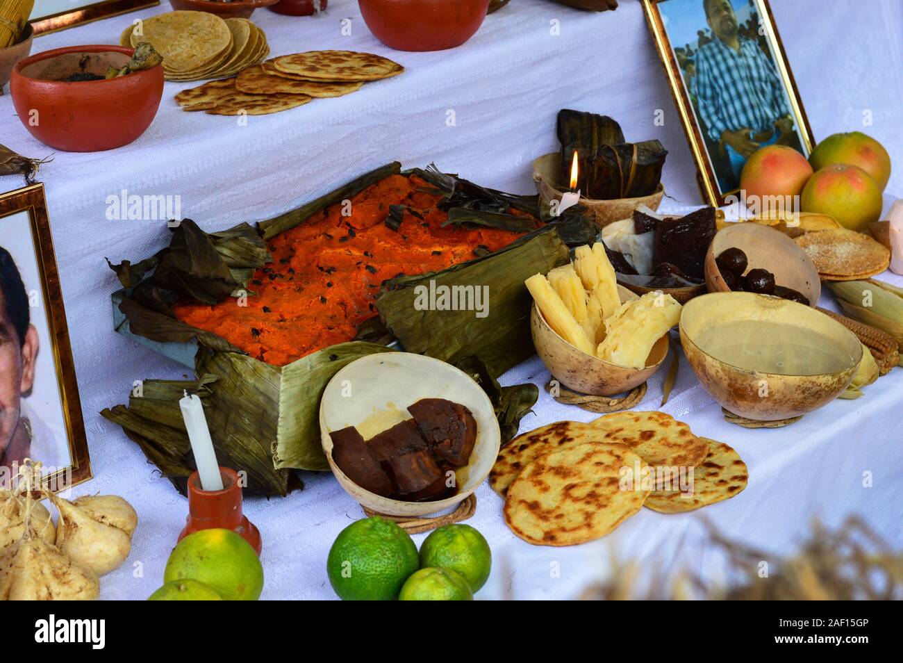Day of the dead food altar -Fotos und -Bildmaterial in hoher Auflösung ...