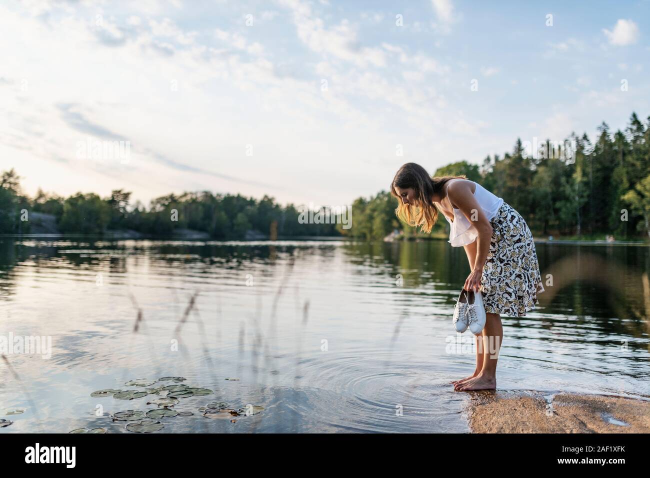 Menschen an der seite des sees -Fotos und -Bildmaterial in hoher ...