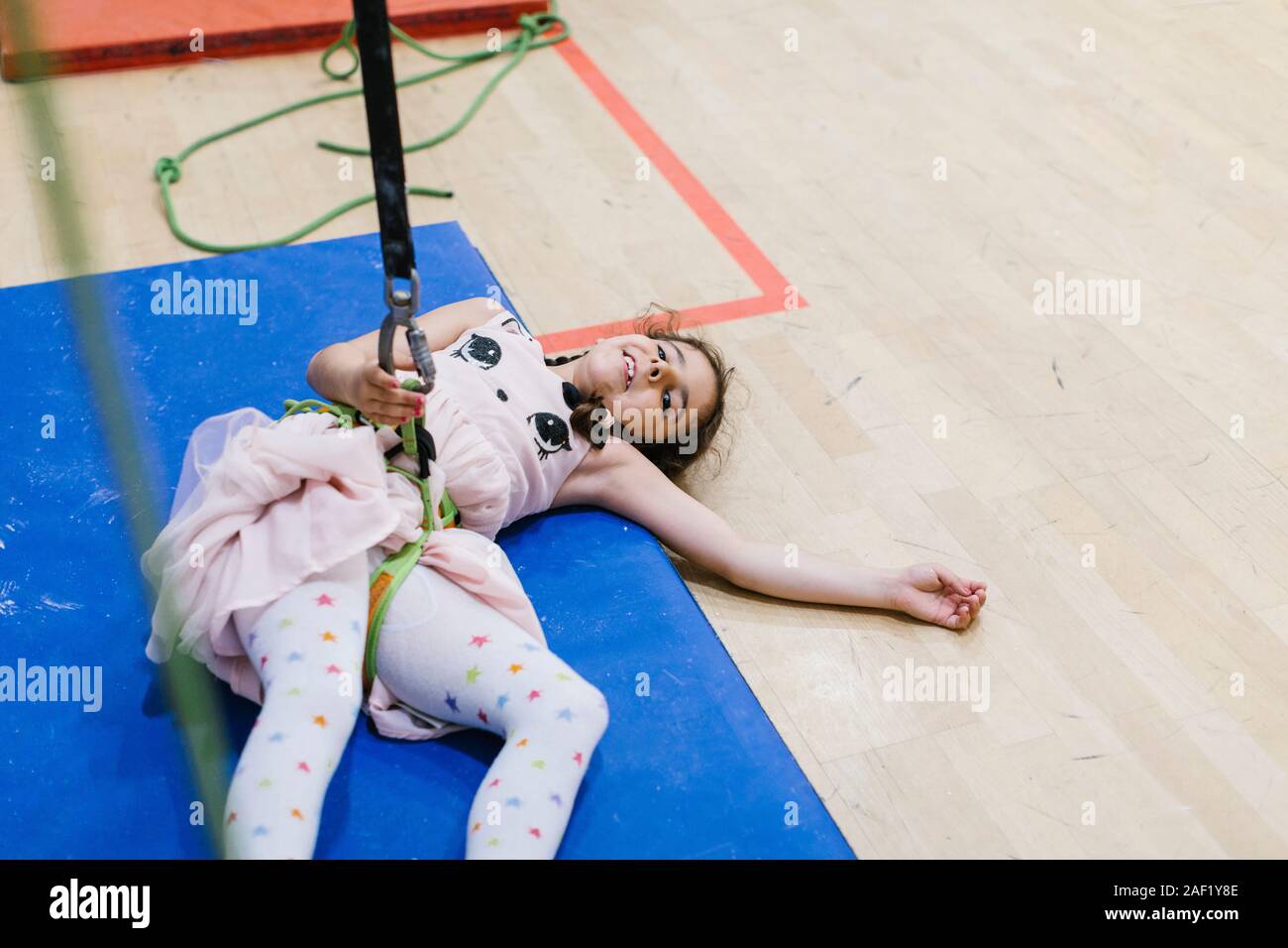 Brünette mädchen am boden liegen -Fotos und -Bildmaterial in hoher ...